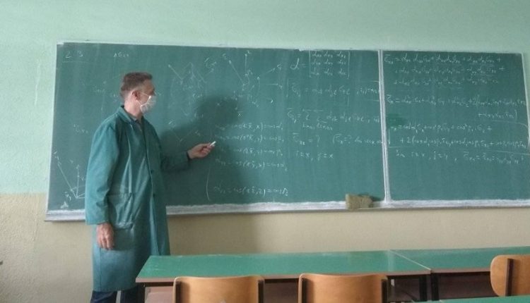 Моментално императив е одложување и забавување на новиот сој, барем до ...