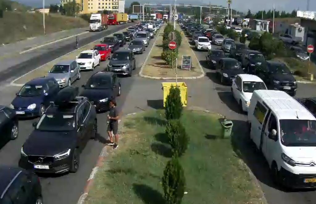 Уште од пет утрово километарски колони на граничниот премин „Богородица ...